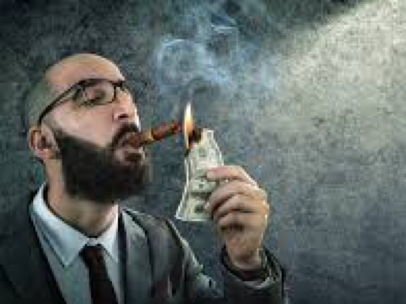 Angolan man smokes hundred dollar bills - Scrolla.Africa