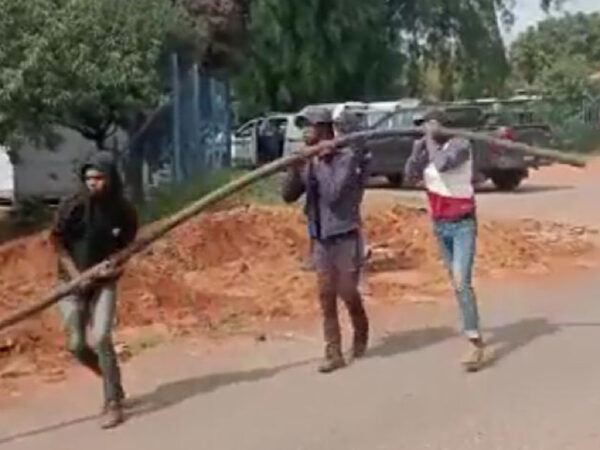 CABLE THIEVES STRIP POLICE STATION AS COPS LOOK ON - Scrolla.Africa