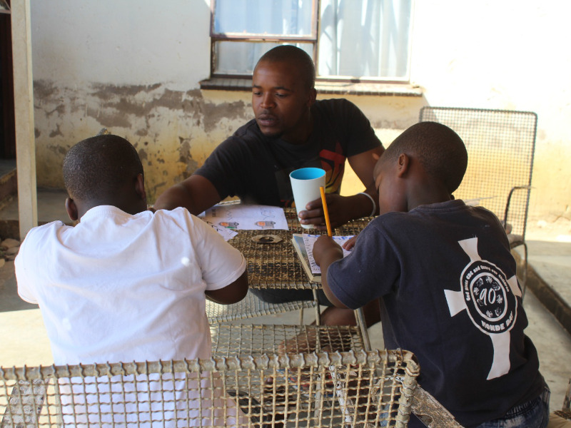 Two young dwarfs with dyslexia desperate to go to school - Scrolla.Africa