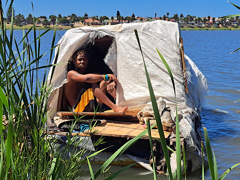Homeless man builds a houseboat and floats out on the lake - Scrolla.Africa