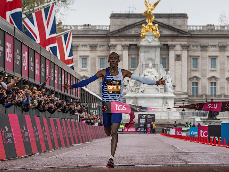 Kenya's Kiptum makes marathon history - Scrolla.Africa