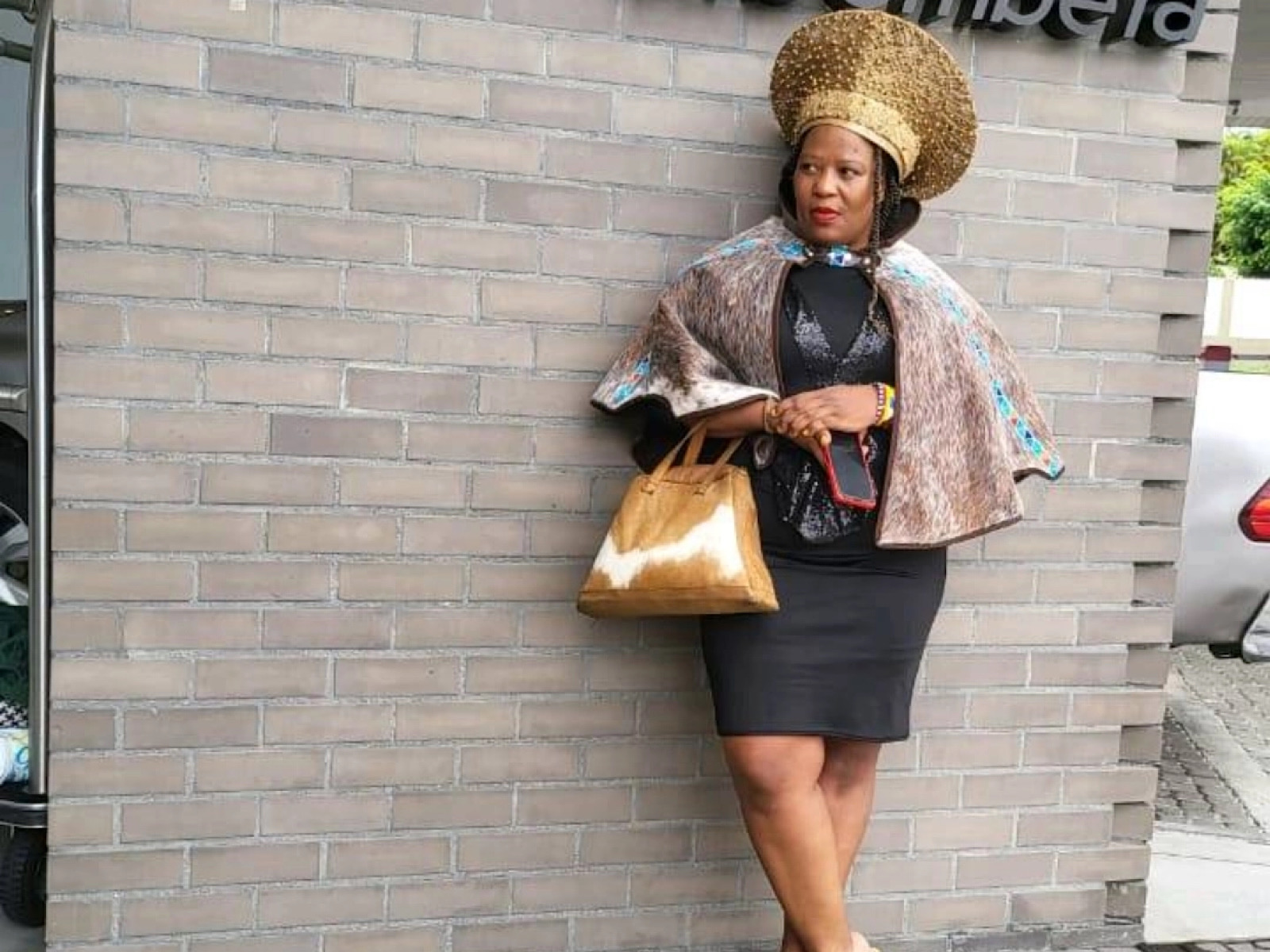 Vroue-boer roer modewêreld met haar beesleerskeppings | Scrolla.Africa