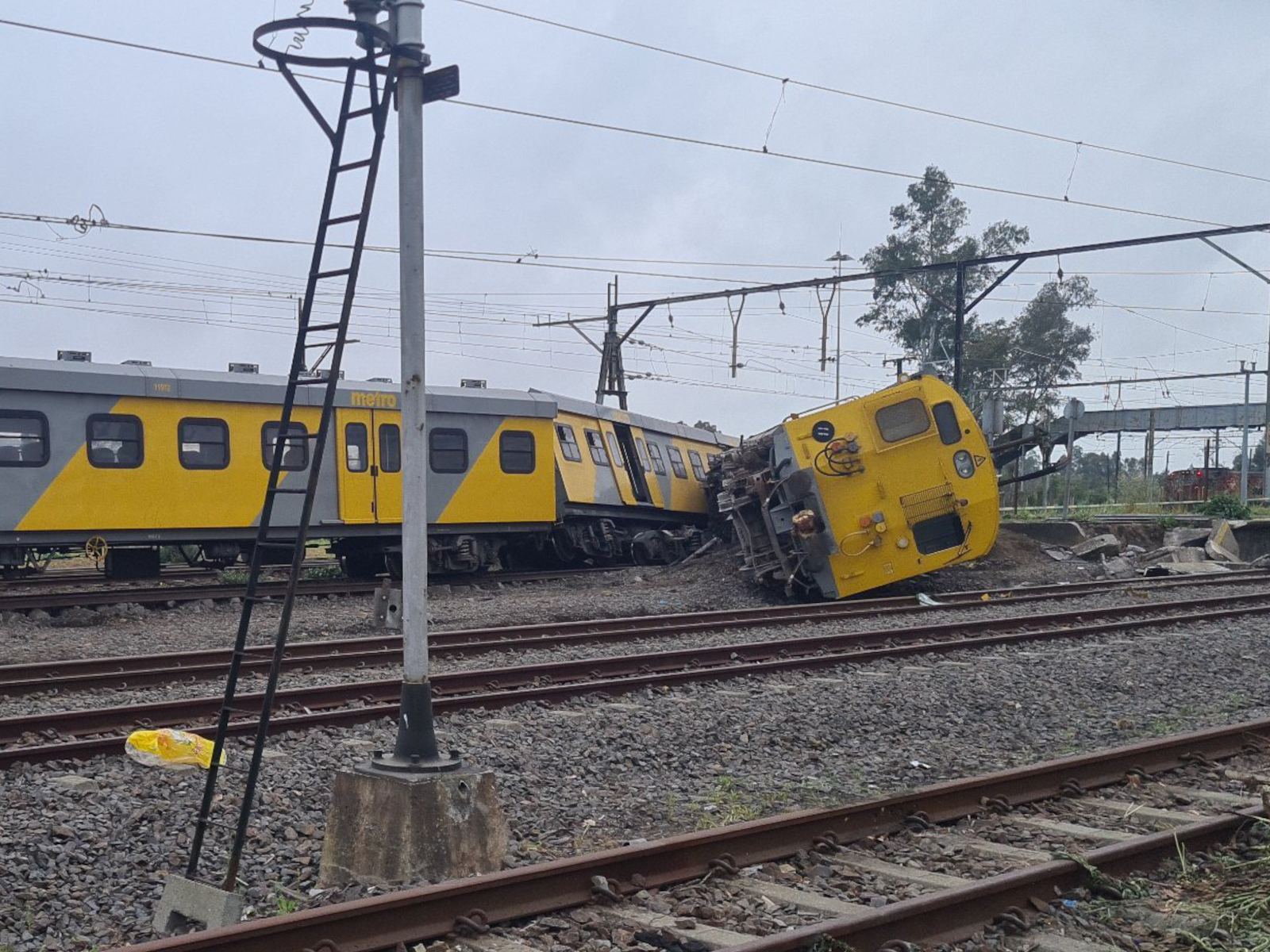 Train crash injures 25 passengers | Scrolla.Africa