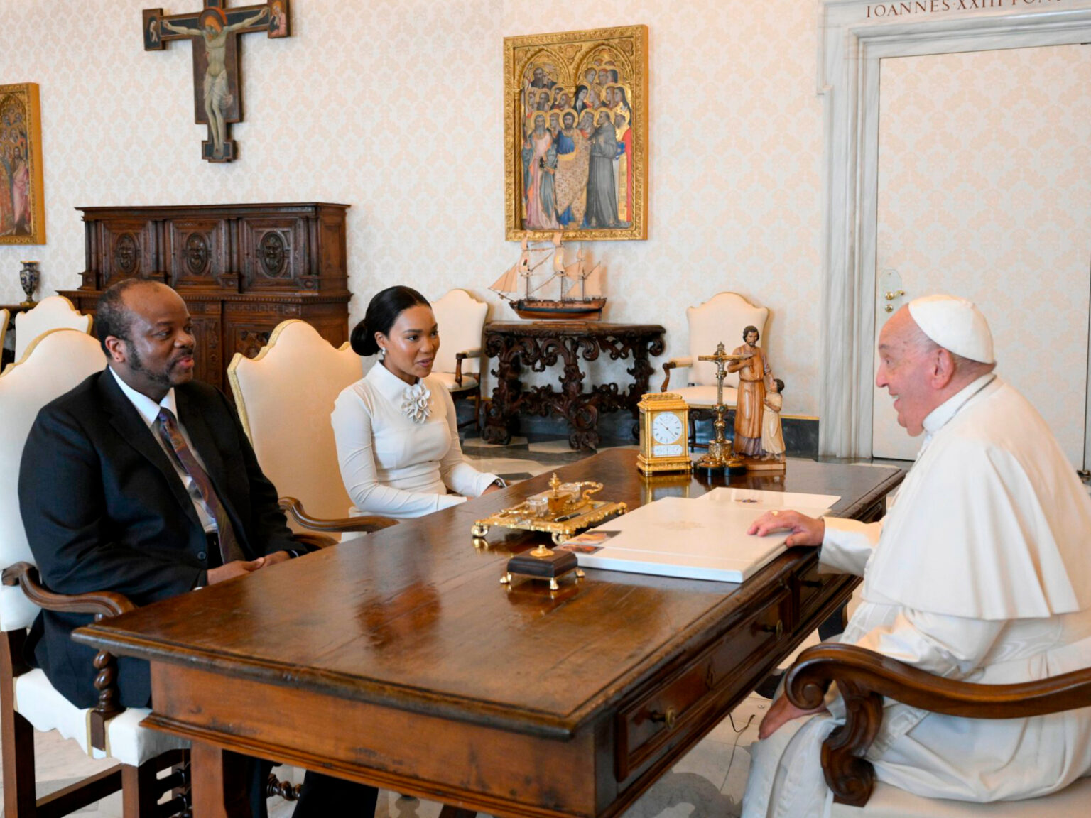 King Mswati takes Zuma’s daughter to meet the Pope | Scrolla.Africa