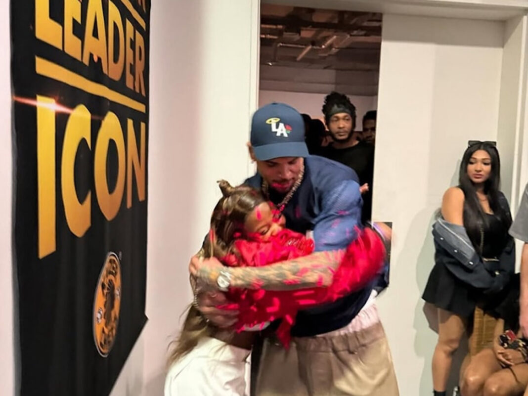 Naledi Aphiwe finally meets Chris Brown - Scrolla.Africa