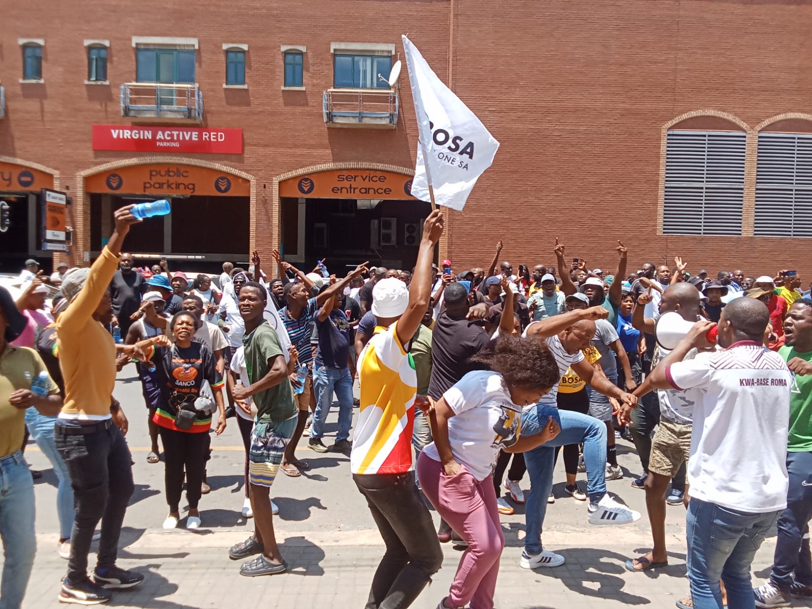 E-hailing drivers block Tshwane roads in permit protest - Scrolla.Africa