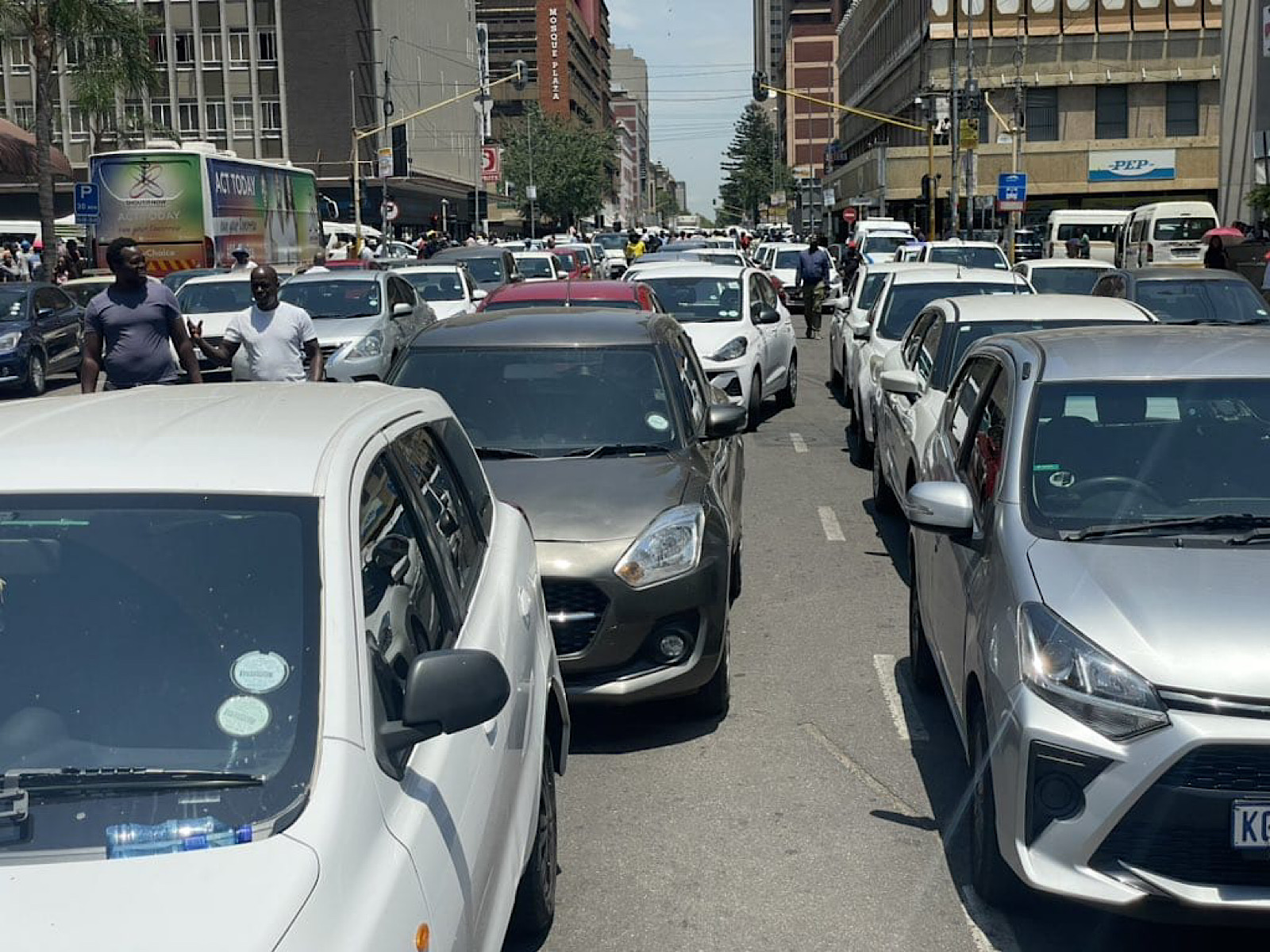 E-hailing drivers block Tshwane roads in permit protest - Scrolla.Africa