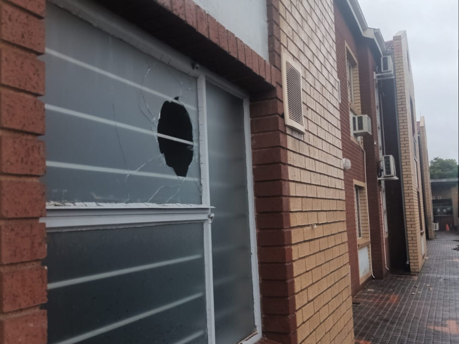 Alex mob beats up City Power workers | Scrolla.Africa