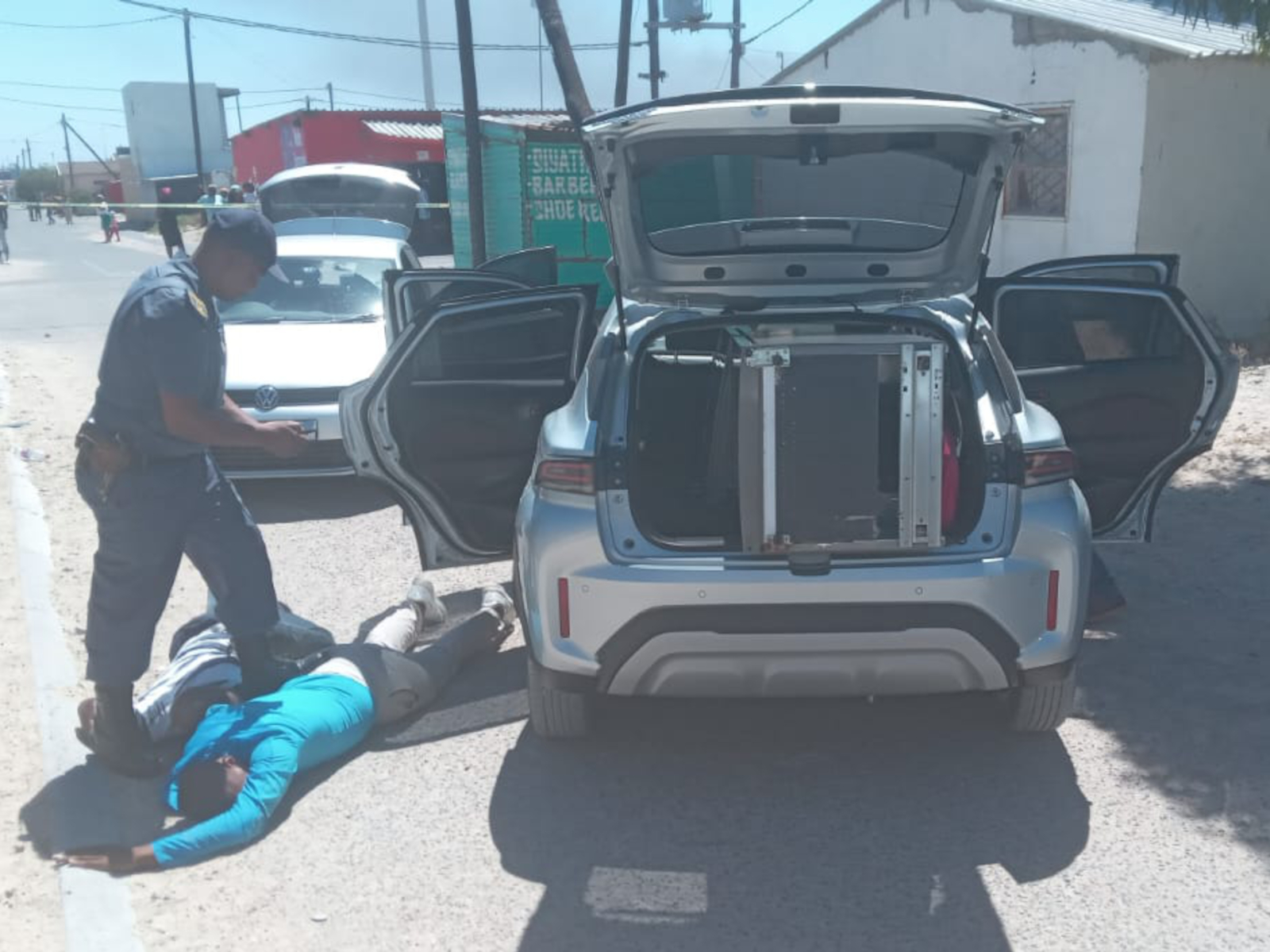 Police catch thieves red-handed in Khayelitsha - Scrolla.Africa