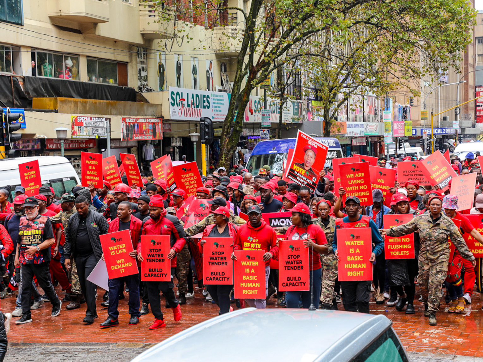 Rain fails to stop EFF water protest - Scrolla.Africa