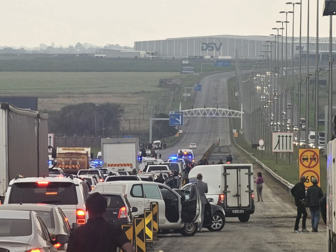 ‘Pay us what we deserve’ – EMPD officers block busy roads | Scrolla.Africa