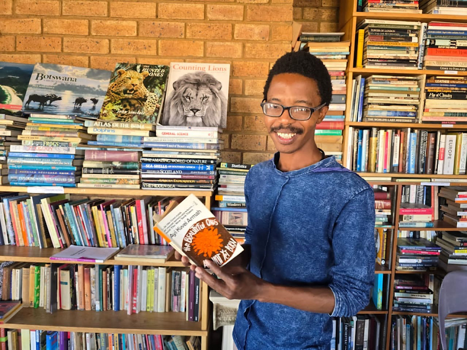 Soweto man’s book club grows from 13 to 5,000 books - Scrolla.Africa