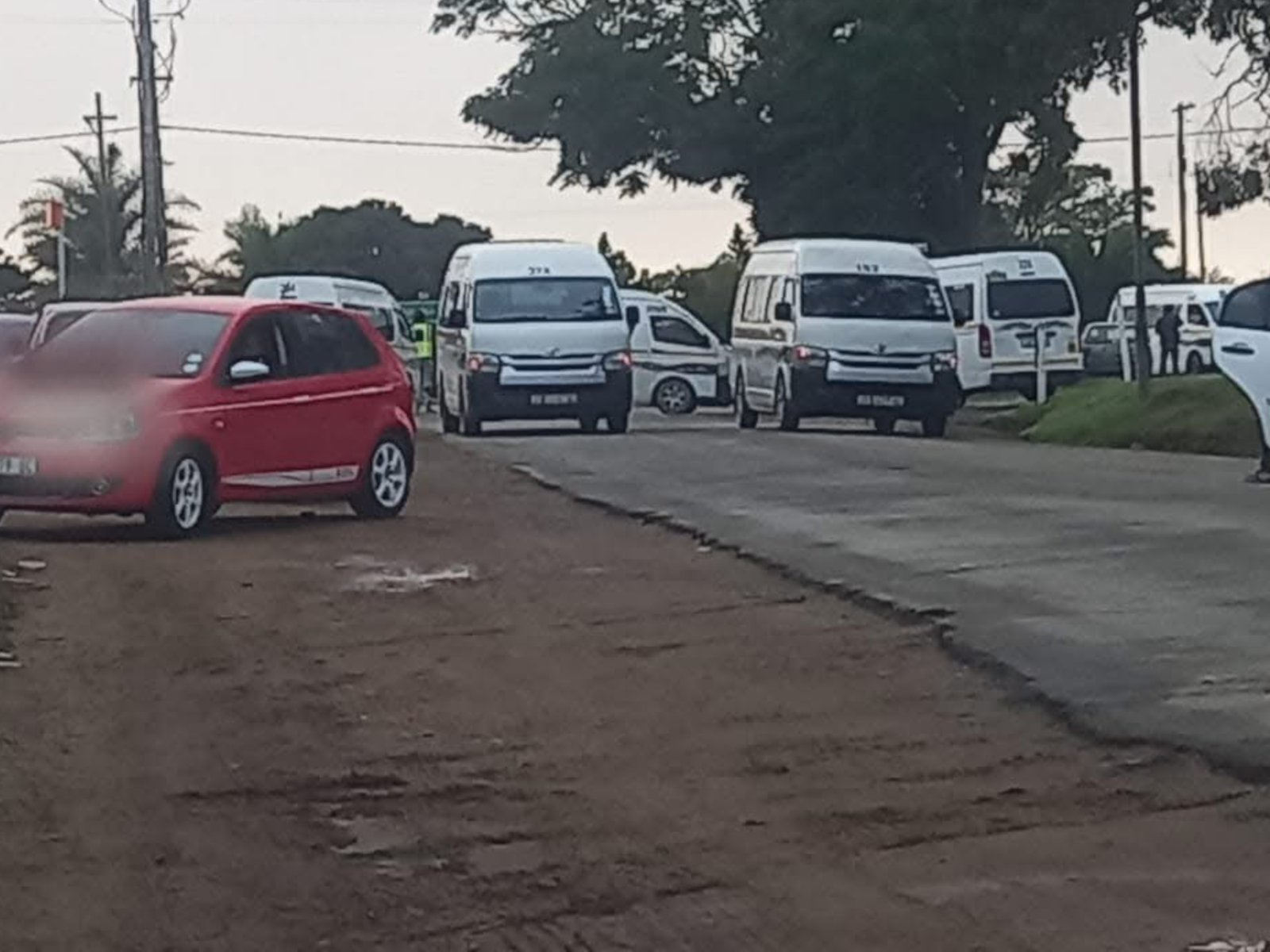 Taxi drivers shut down Kariega over broken bridge - Scrolla.Africa