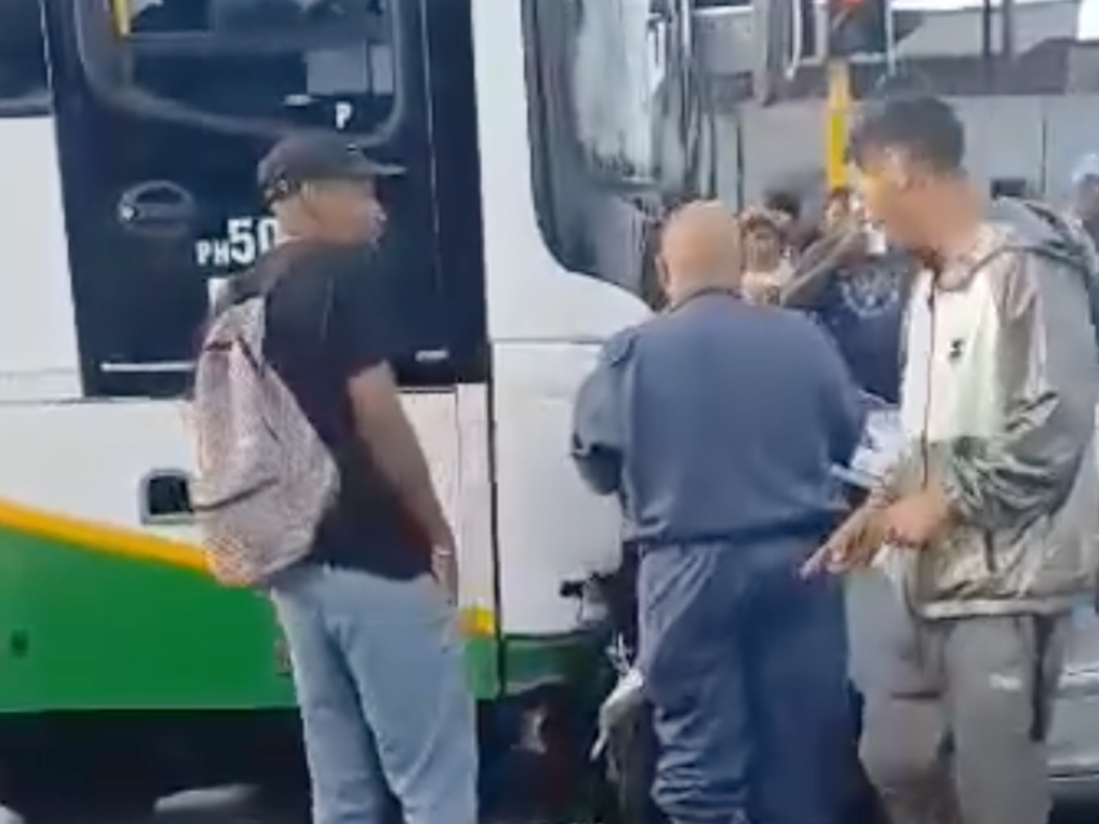 ‘Drunk’ cop crashes into bus on his way to work - Scrolla.Africa