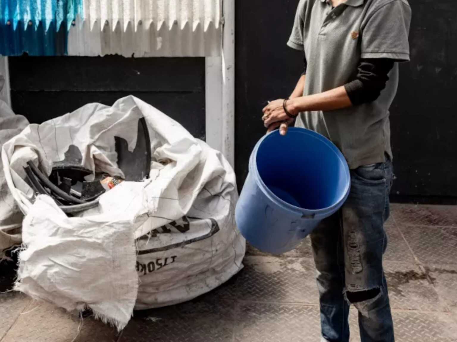 Pensioner forced to collect bottles after 34 years on the job - Scrolla ...