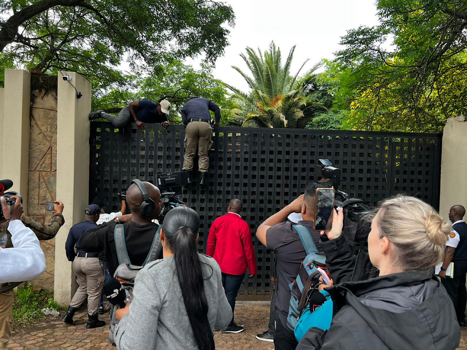 Police jump gates to raid hijacked house in Bryanston - Scrolla.Africa