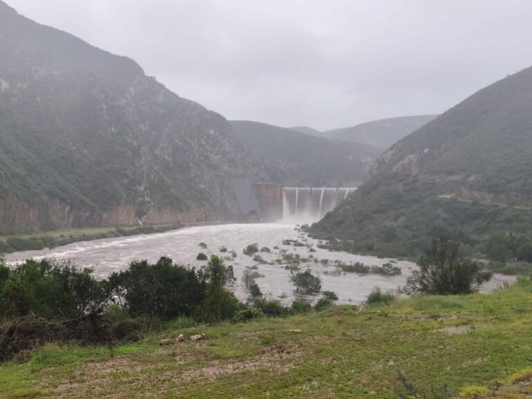 Kouga dam floods force Gamtoos Valley residents out of their homes ...
