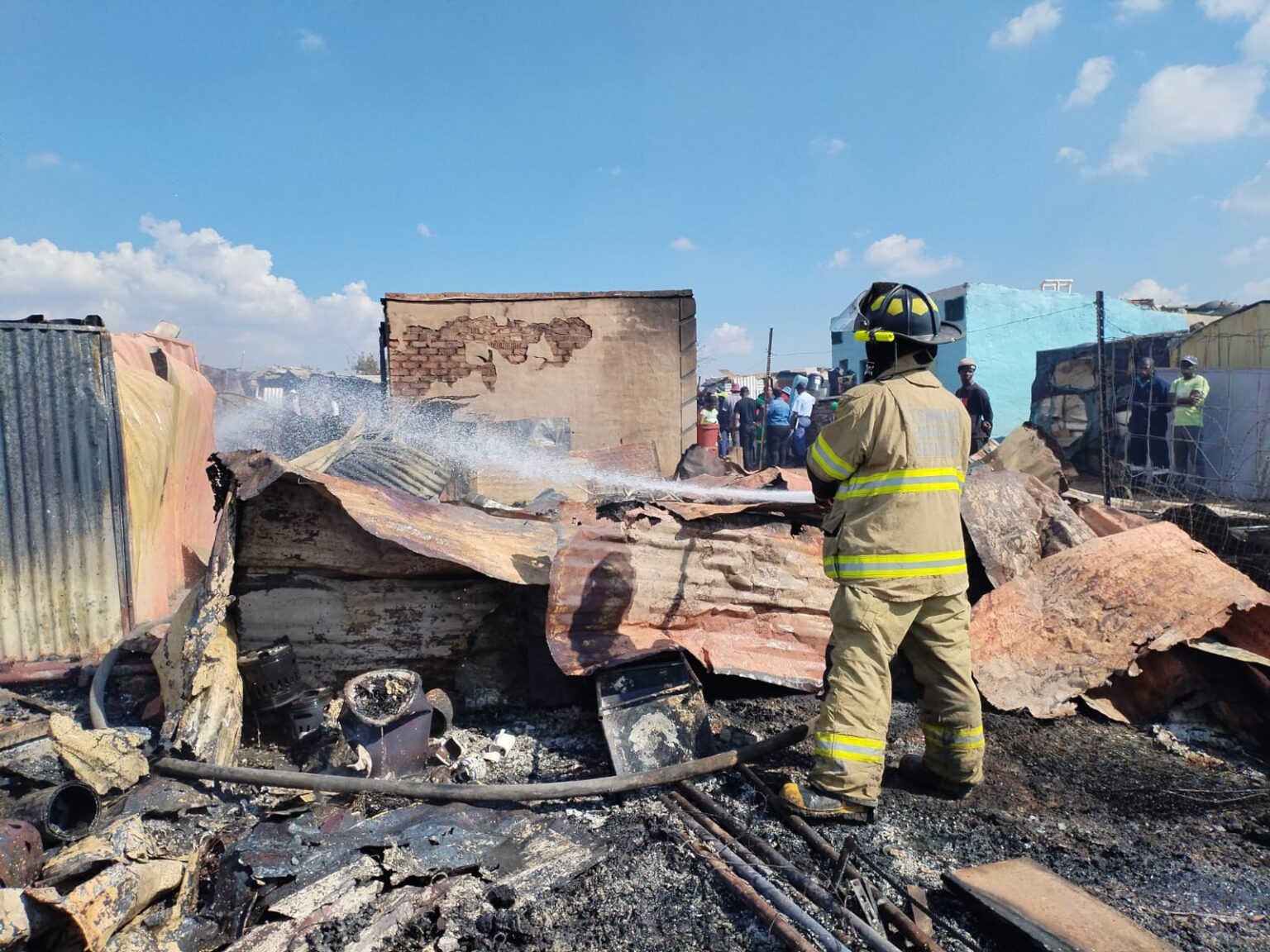 Man dies as fire destroys 150 shacks in Tshwane - Scrolla.Africa